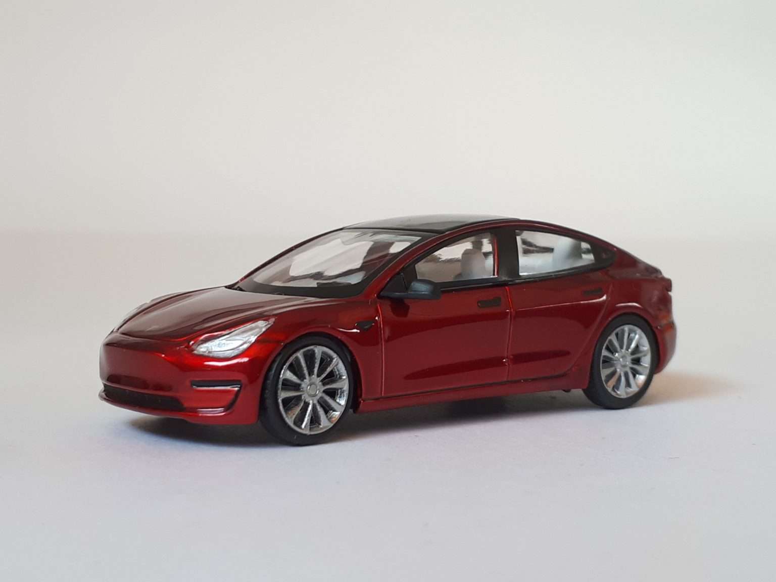 Eindelijk een betaalbare Tesla - NAMAC & Auto in miniatuur - 1:87