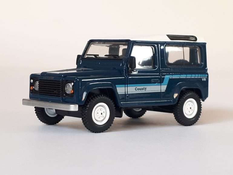 Mini GT heeft de Defender ingekort - NAMAC & Auto in miniatuur - 1:87