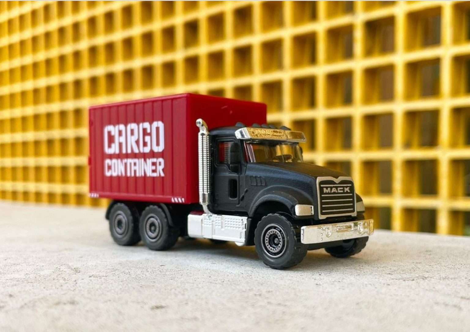 Mack Granite van Majorette - NAMAC & Auto in miniatuur - 1:87