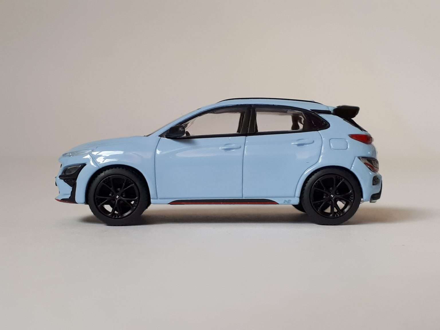 Een Hyundai Kona in miniatuur - NAMAC & Auto in miniatuur - 1:87